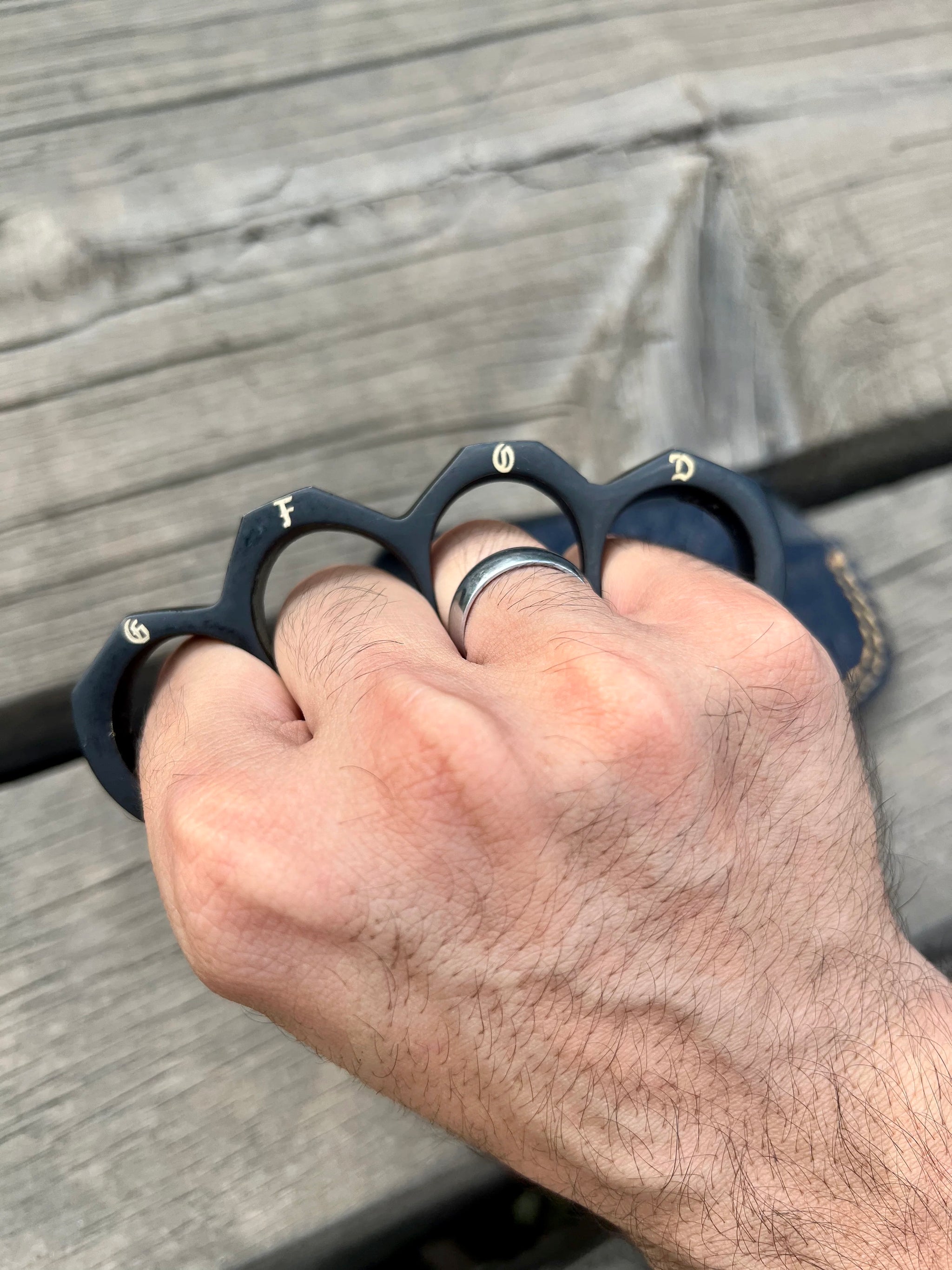 Matte Black Knuckle Duster: Sleek and Modern Design – Knives Gear Garage